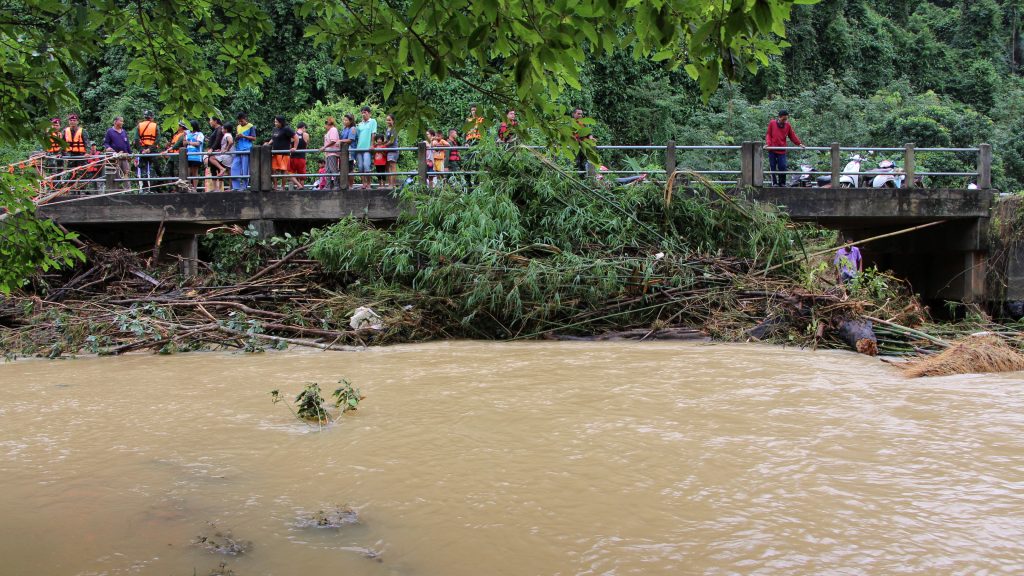 Heavy flooding in Thailand kills 14, inundates tourist isles