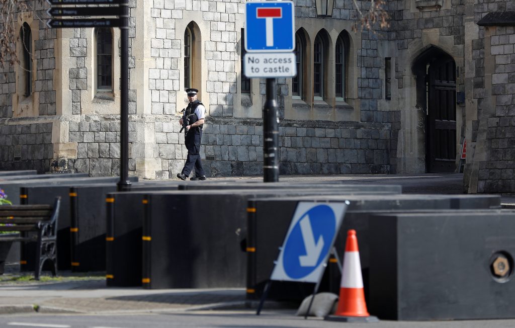 Police erect new security barriers around Queen's Windsor castle after ...