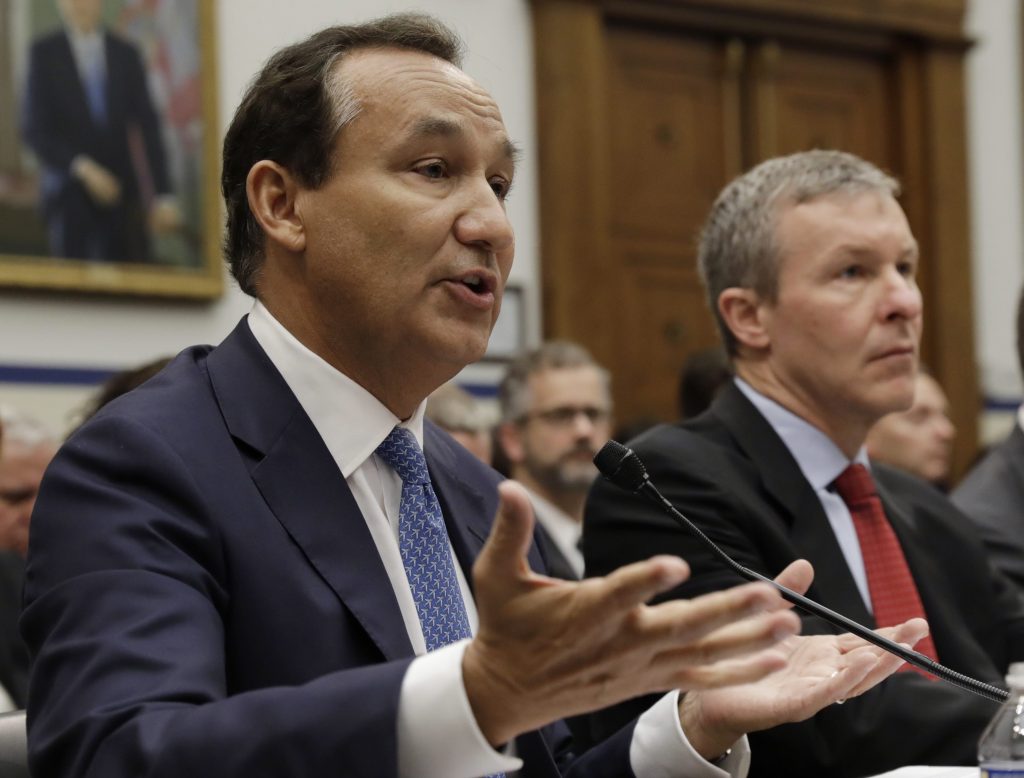 U S Lawmakers Press United On Man Dragged Off Plane
