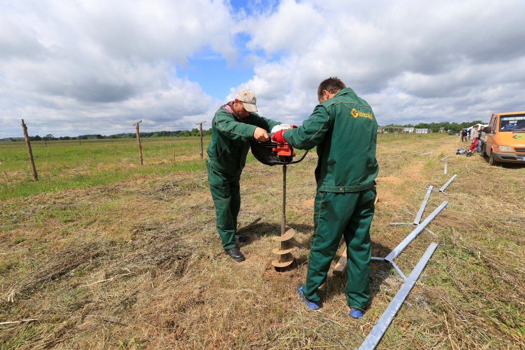 Bracing for Russian military exercise, Lithuania puts up a border fence