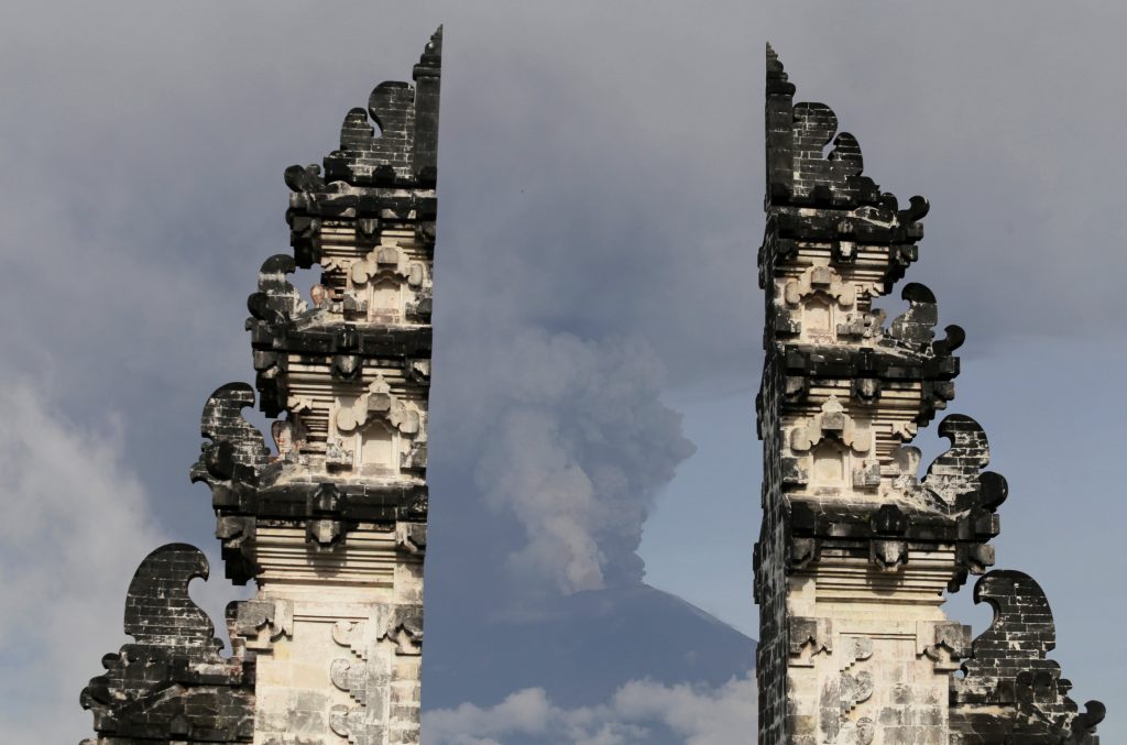 Thousands stranded as Bali volcano alert raised to highest level