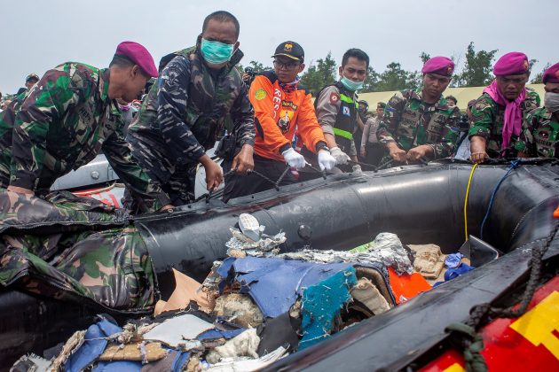 Indonesian divers, 'pinger locators', hunt for doomed plane's cockpit ...