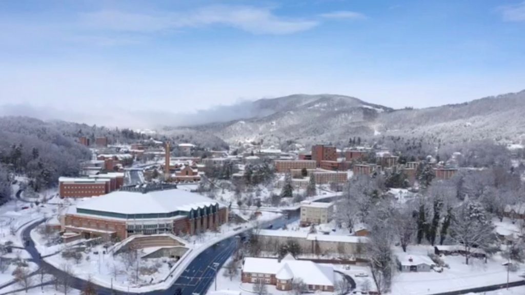 Heavy snowstorm kills three, snarls travel in U.S. Southeast
