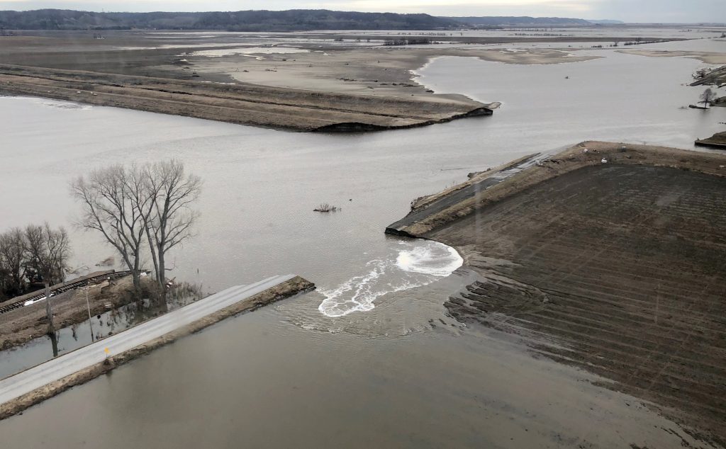 U.S. Midwest farm economy hit hard by record floods - Fed banks